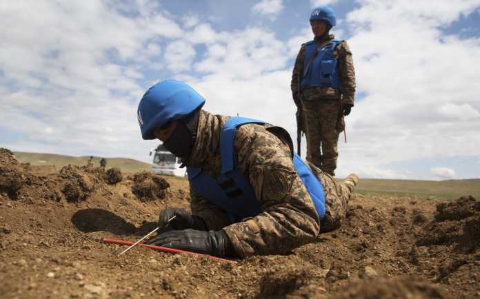 US, Canadian Army teach minefield extraction techniques to Mongolian ...